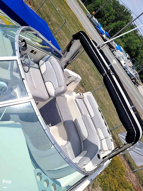 2001 Rinker Fiesta Vee 310 Power boat for Sale in Concord Twp, OH
